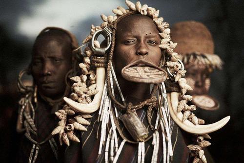 Women of the African lip disc family: The larger the size of the plate ...