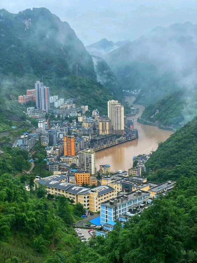 Two “first-tier cities” in Yunnan: one built in a canyon and one on top ...