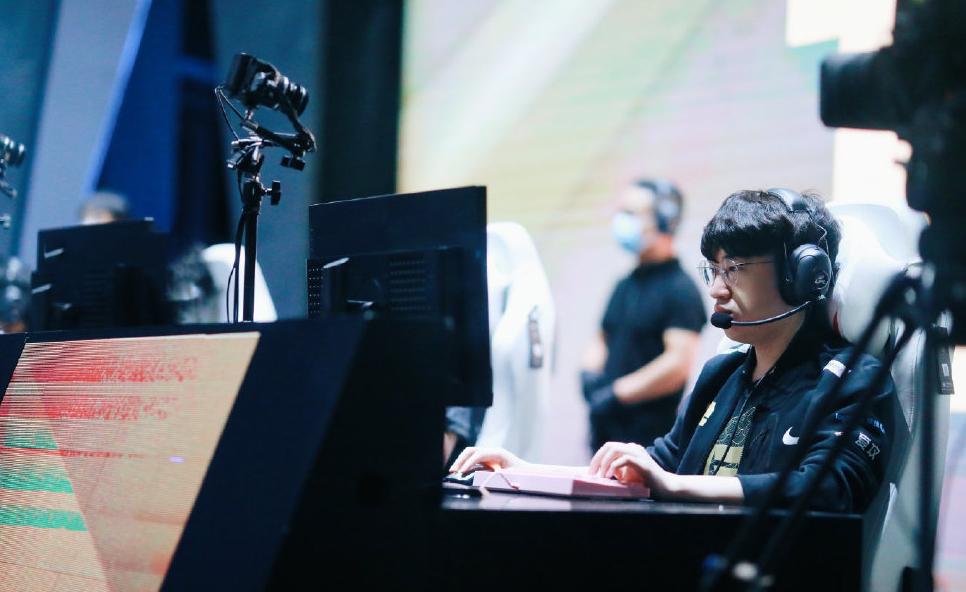 Uzi忍不住稱讚RNG中野，Cryin妖姬各種亂秀，季後賽又有希望了 - 資訊咖