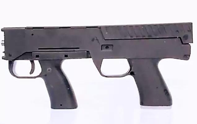 Shoulder-mounted rifle, double magazine submachine gun, a rare weapon ...