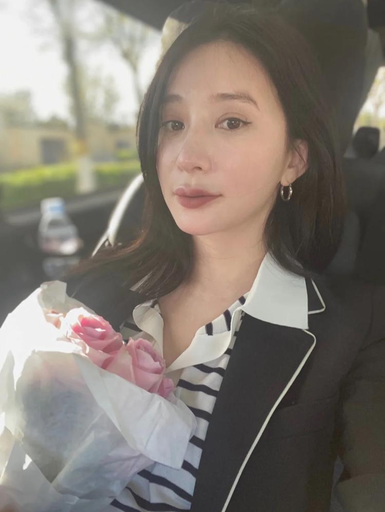 "Rose Fairy" Xiong Naijin took a selfie with flowers, her face was ...