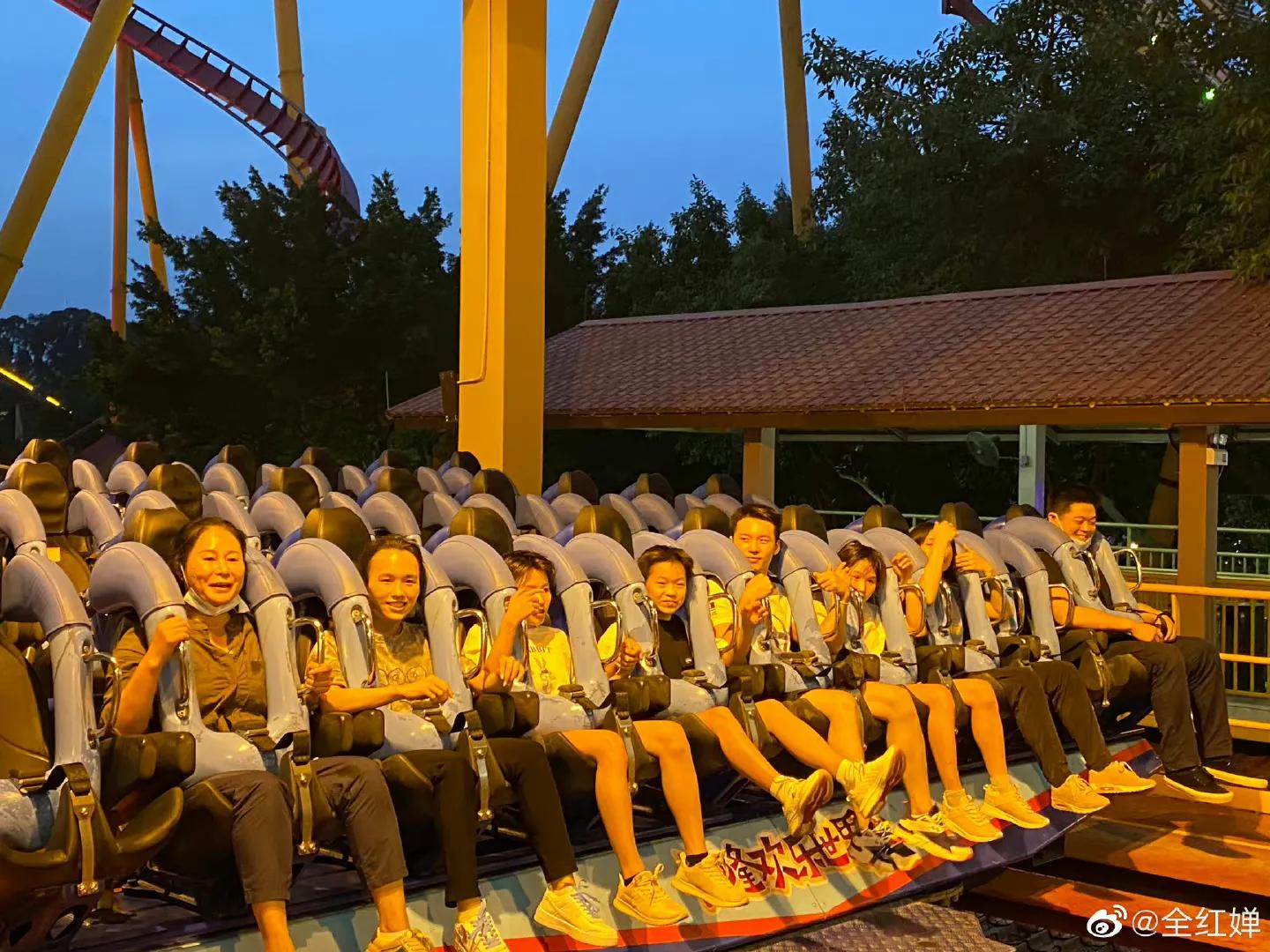Quan Hongchan played the amusement park and rode the roller coaster 6 ...