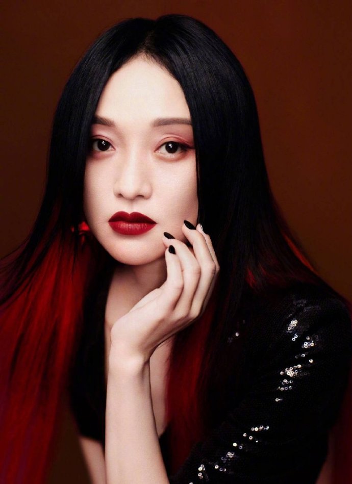 Zhou Xun is so courageous, with long zebra hair and pink eye makeup, so ...