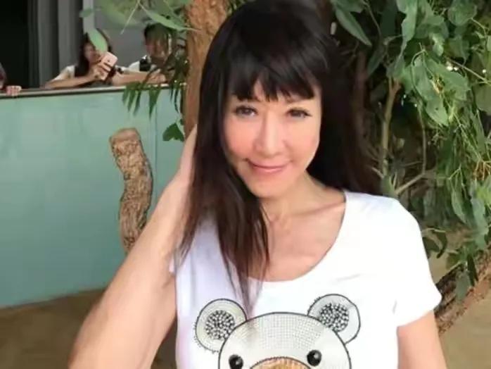 Another artist, left alone, 51-year-old female artist Hong Qiyang, who lived alone, died at home ...