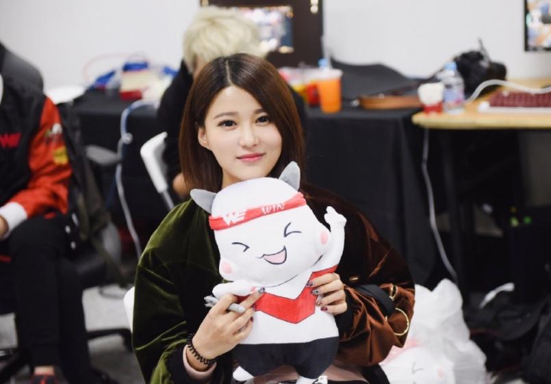 The king smiled and ecstatic?Former LPL beauty Su Xiaoyan is back ...