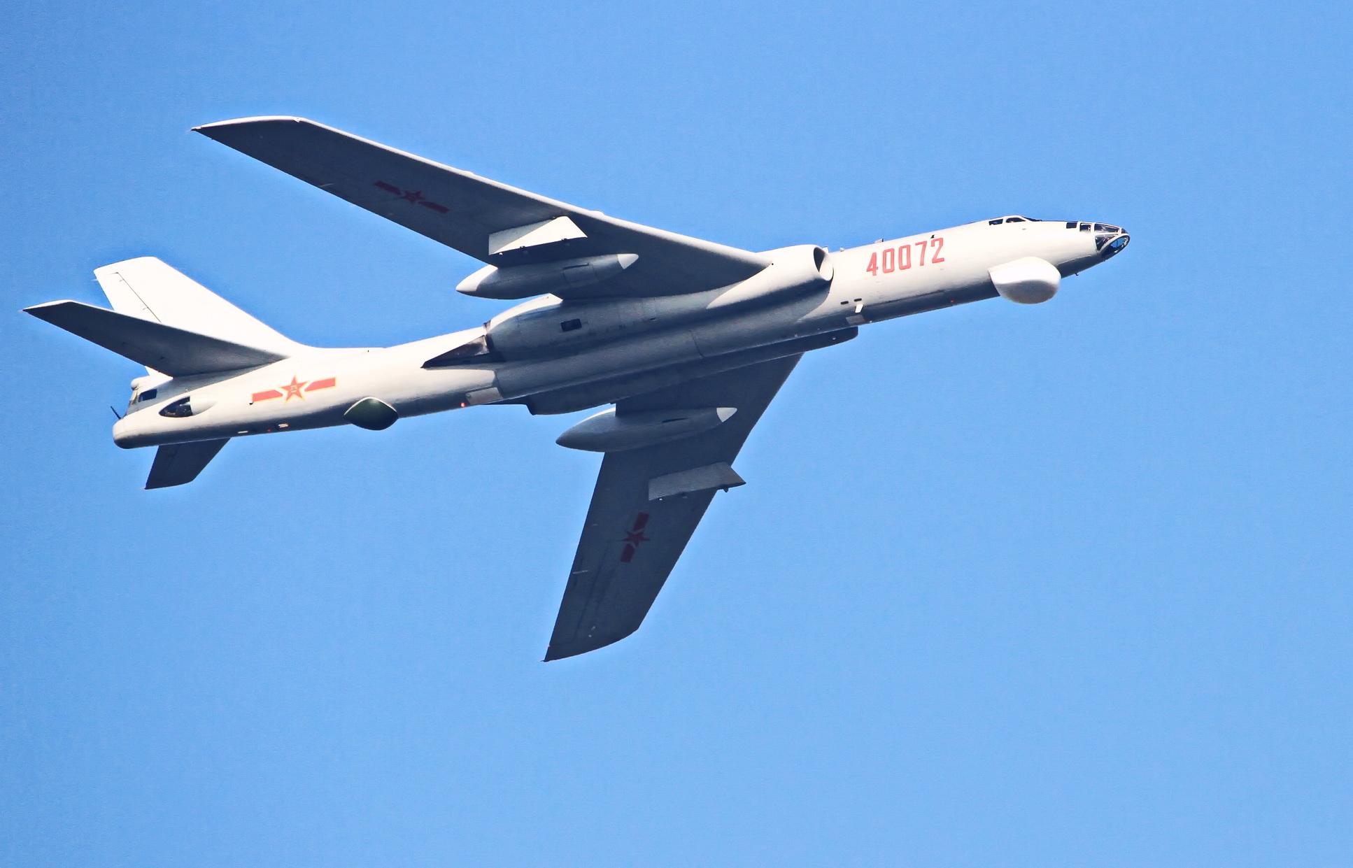 The H-6 and Yun-20 are rarely in the same frame, and the size ratio is ...