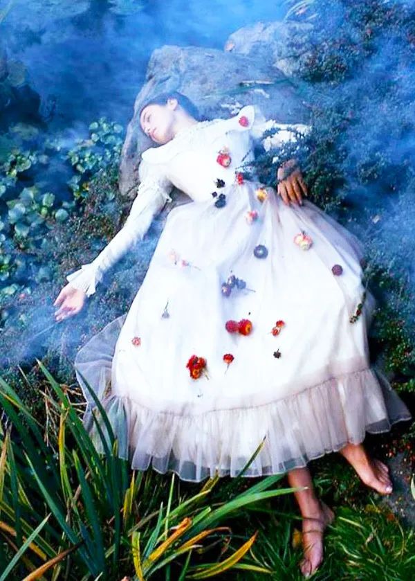 There will only be a French woman in 100 years, acting crazy and crazy ...