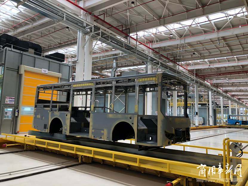 Named "Interstellar", how big is the picture of Geely Bus? - iNEWS