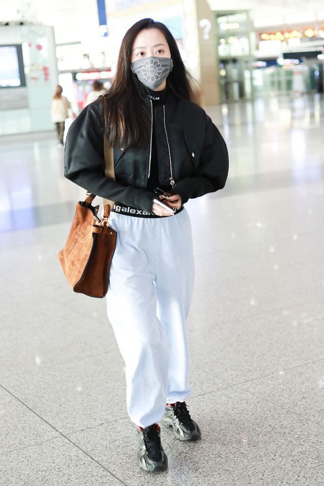 Zhang Yuying is too big! Wearing "leg sleeves" short jacket like a ...