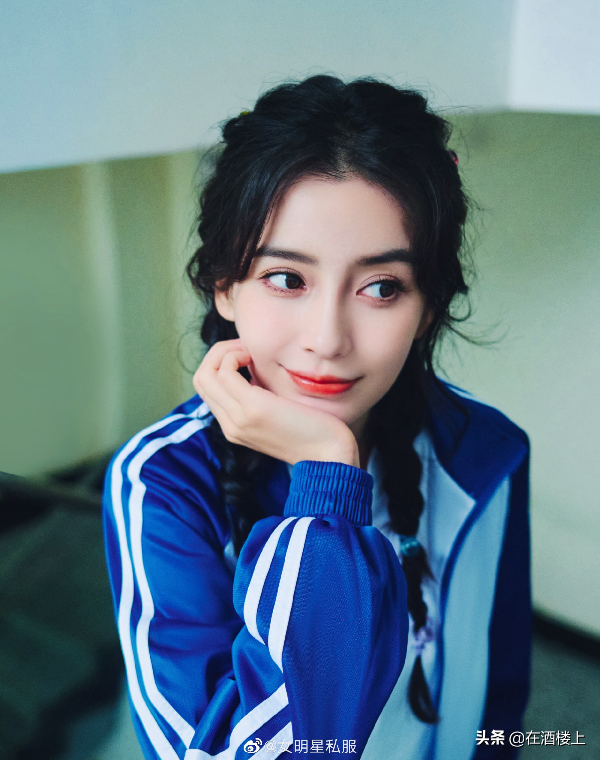 Angelababy Yang Ying posted a school uniform picture, the twist braids ...