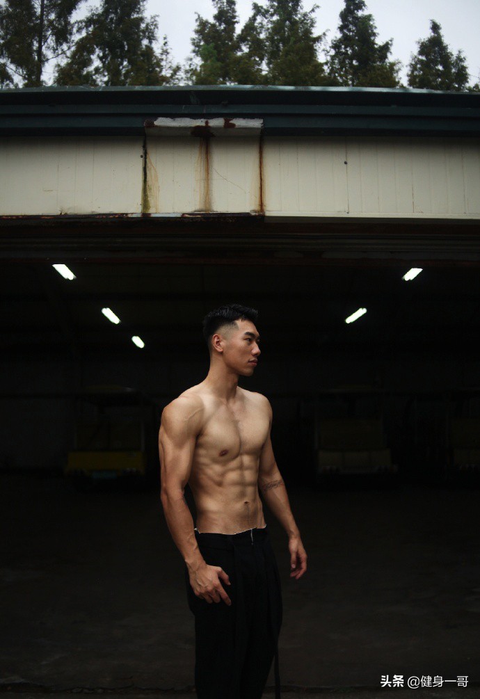 A 22-year-old boy from Shanghai, with a height of 193cm and long legs ...