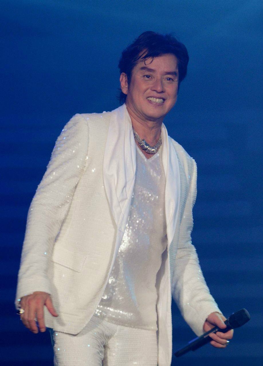 Nine grand male singers who have won the Golden Needle Award, they ...