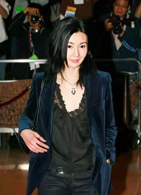 Zhang Manyu really understands fashion! Velvet suitcase pair of pair of ...