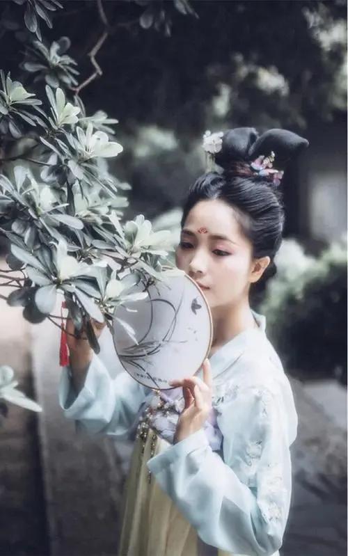 Of course the beautiful Hanfu must be matched with a beautiful ...