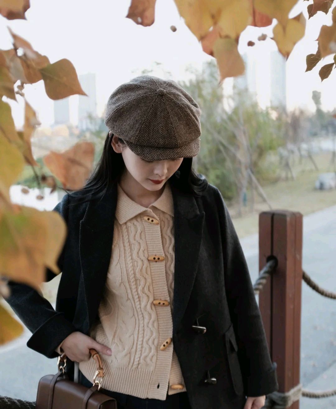 Do you want to be the focus of the crowd?Try a gentle retro outfit ...