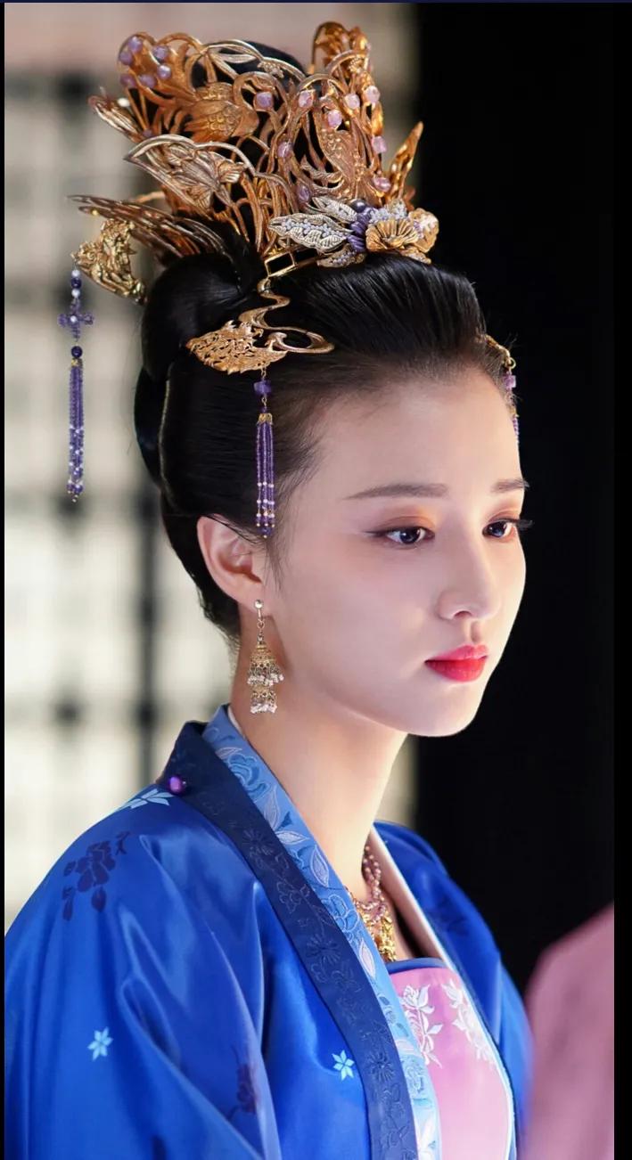 Wang Churan, who is only 22 years old, looks elegant and pretty in ...