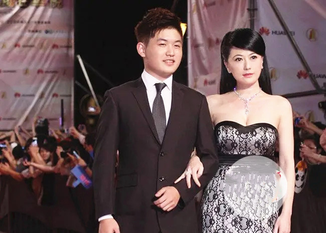 "Taiwan Goddess" Ge Weiru, wearing a tube top skirt and walking on the ...