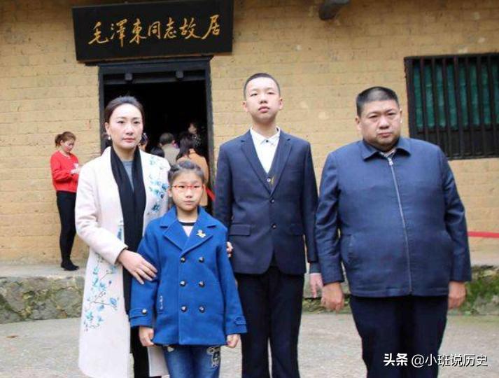 Mao Dongdong is 18 years old this year, 1.8 meters, his younger sister ...