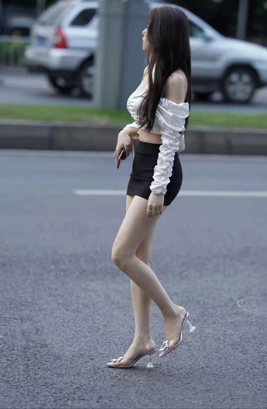 In the midsummer street at 38℃, beautiful women wearing "miniskirts ...