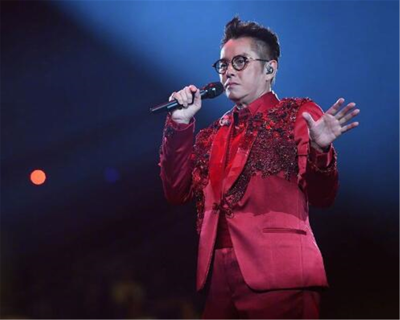 Alan Tam, who hugs left and right, has two wives, and is always 25 ...