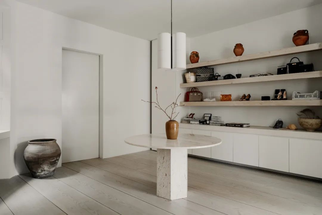 Mikey Estrada / Spiritual minimalism is true freedom - iNEWS