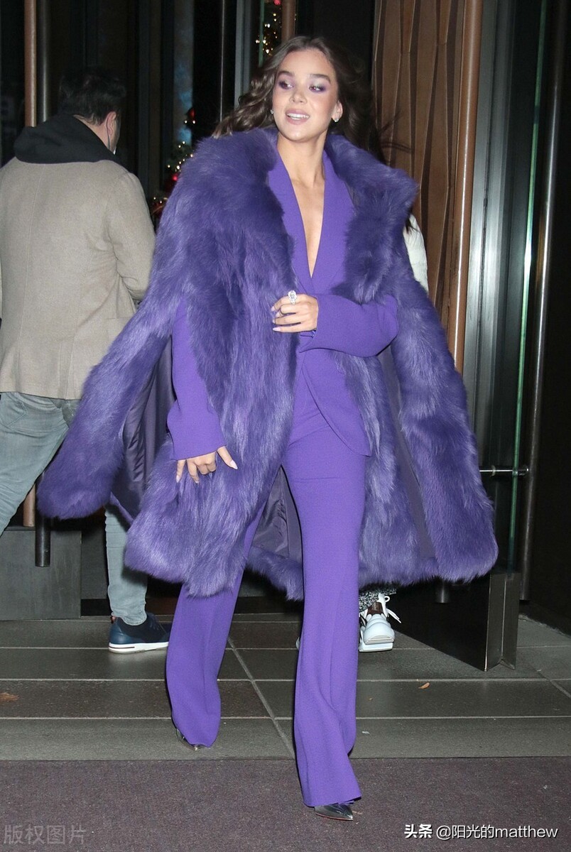 Hailee Steinfeld's sapphire blue suit is outfitted with a fur coat of ...