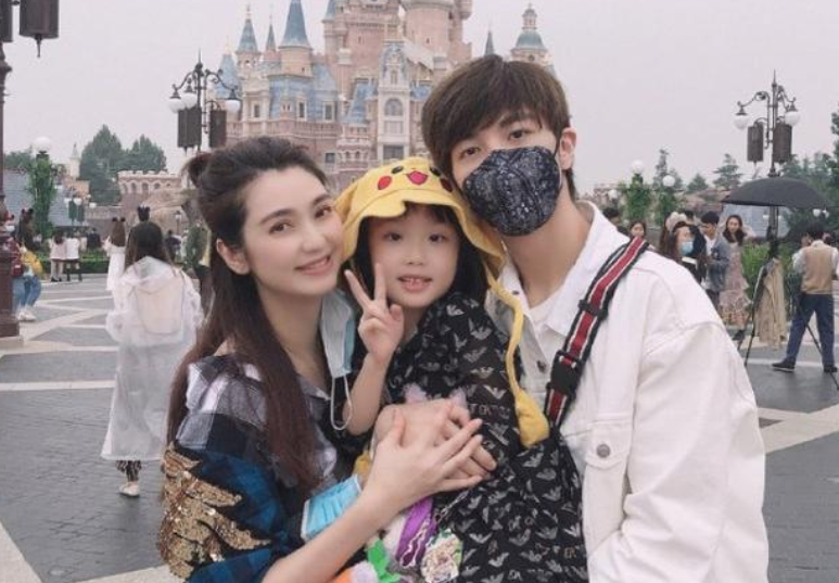 Hong Xin took her daughter out to play, 7-year-old Tongtong is tall and ...