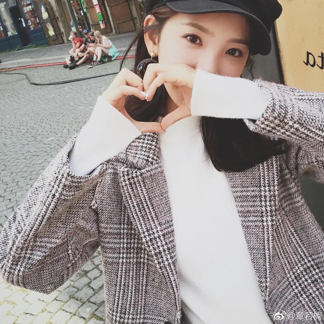 11 selfie poses, scissors hands, hair grabbing, cheek support, face ...