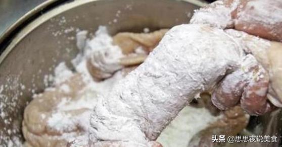 When cleaning pig intestines, don't just use salt and vinegar. The chef ...