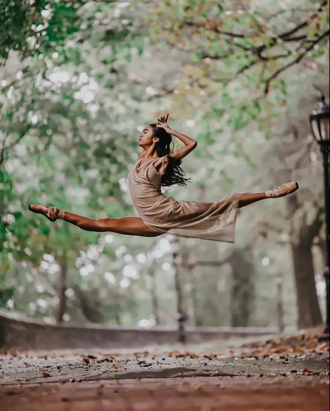 An 18-year-old ballet girl, super self-disciplined, "squeezes out ...