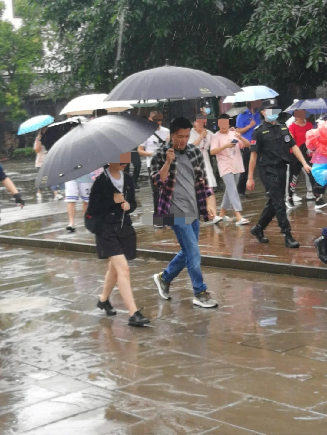 Nicholas Tse recorded the show in the rain and kept a distance from his fellow ladies during the ...