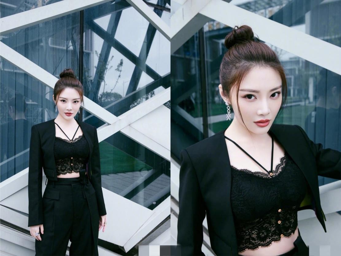 Xu Dongdong's S-shape is full of charm, and his naked shoulders and beautiful legs are too hot ...