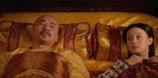 Why did the ancient concubines wrap the quilt tightly and carry them in ...