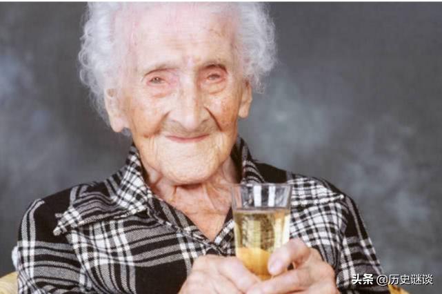 The old French lady was certified by Guinness, loves to smoke, drink ...