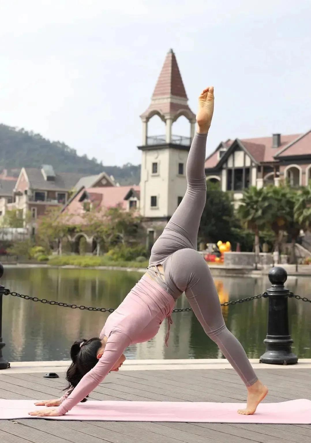 Chinese yoga beauty outdoor sports - iNEWS