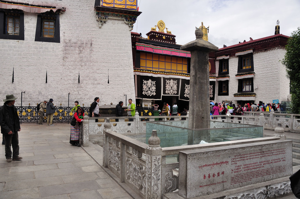 Did Songtsan Gampo live to be 82 years old or 34 years old? Why is ...