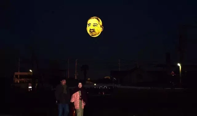 A giant "head balloon" floats over Tokyo with luminous light. Is this ...