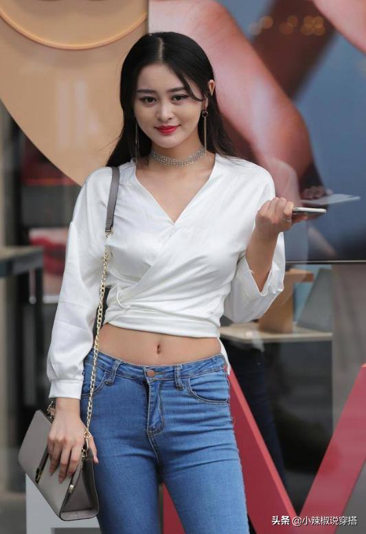 V-neck waistless white shirt + skinny jeans, full of simple style, full ...