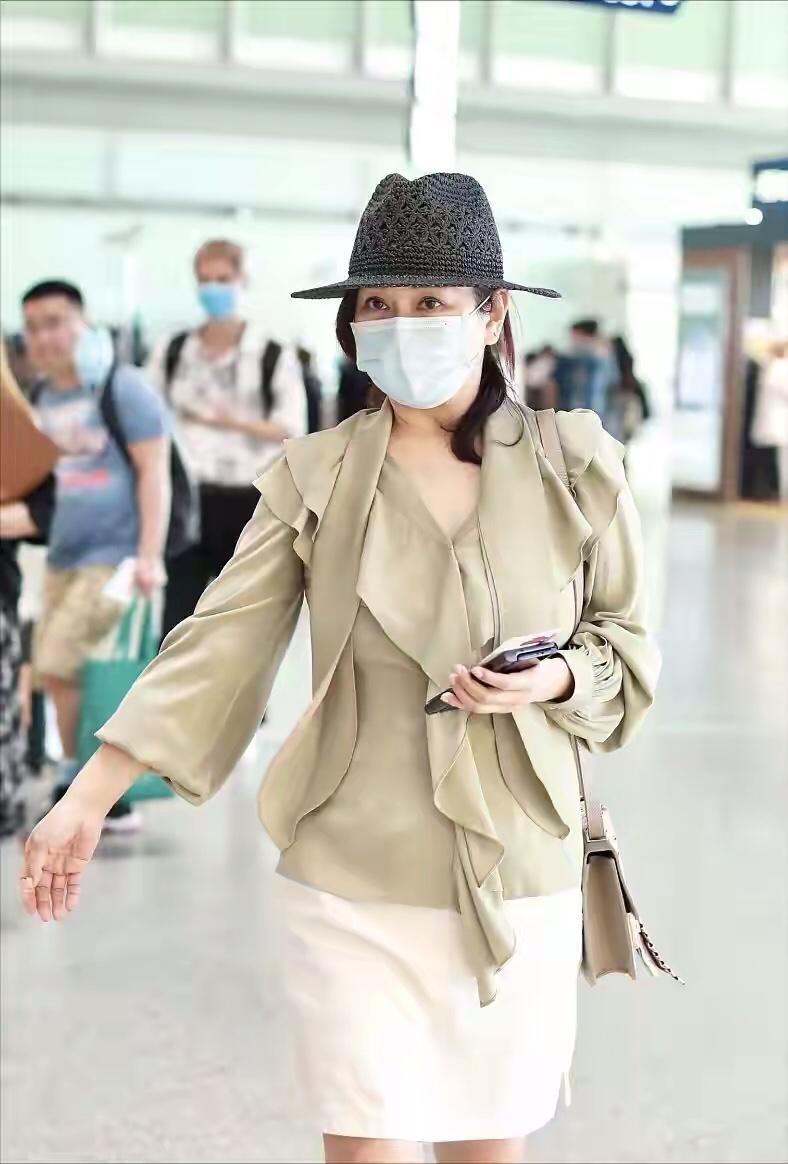 Chen Songling's outfit is really girly!Black jumpsuit with beret, age ...