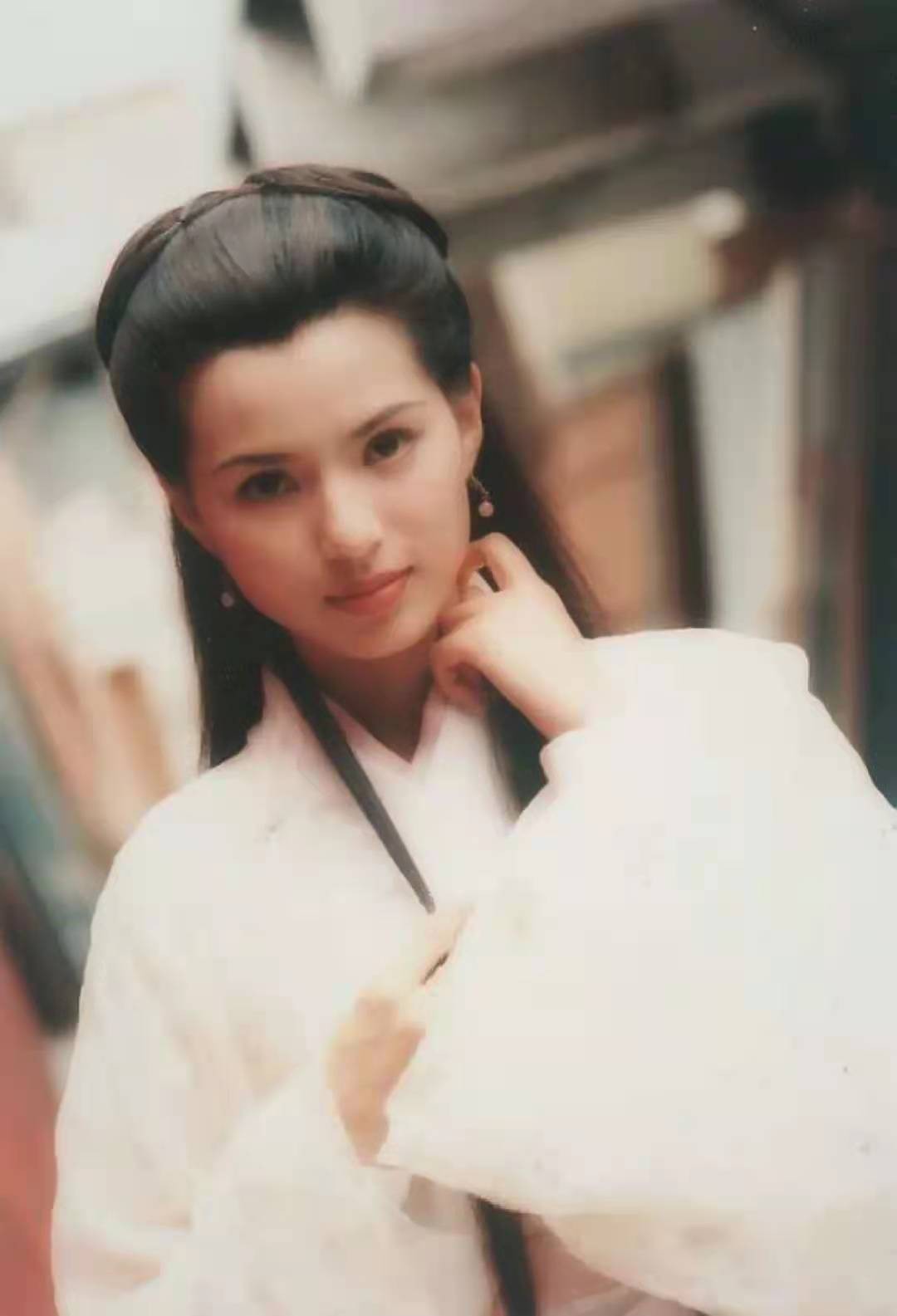 55-year-old Li Ruotong wears a wedding dress, sleeveless skirt with ...