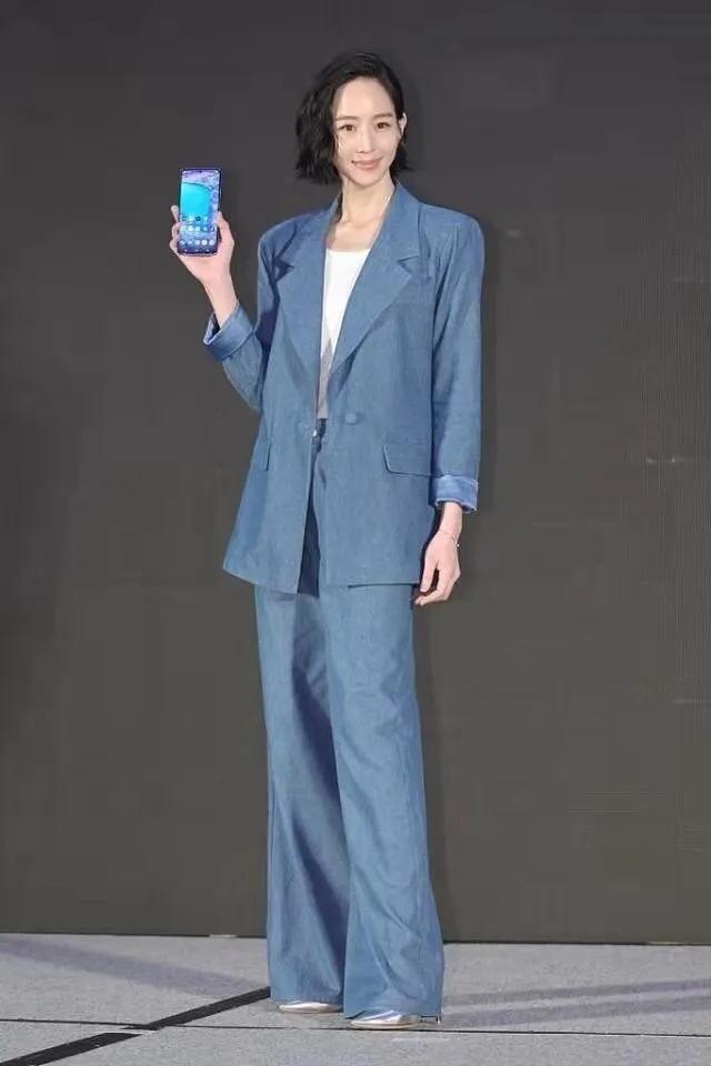 Janine Chang appeared at the airport, suits with shorts, beautiful and ...