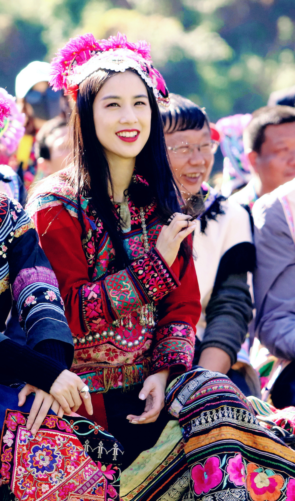 "Field of Hope" Huang Shengyi wears Yi embroidered dress and cockscomb ...