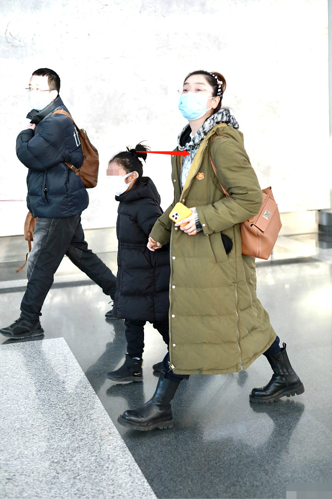 Legend of the Phoenix Linghua is in the same frame as her rich husband, with a coat of 6,000 ...