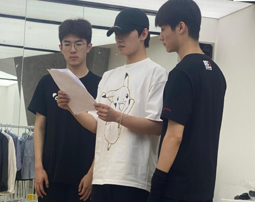 What does Yang Yang look like in real life?Appearing at the backstage ...