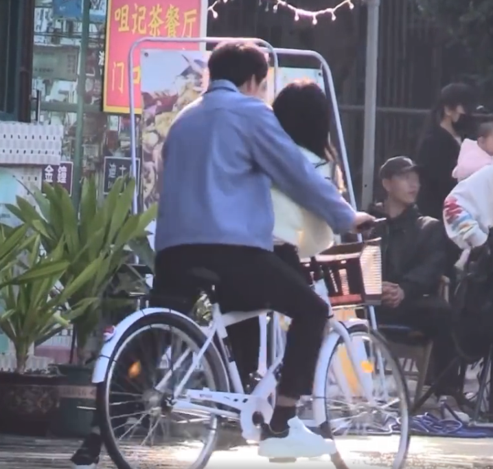 Ju Jingyi's modern drama exposes his shortcomings. The high-waisted ...