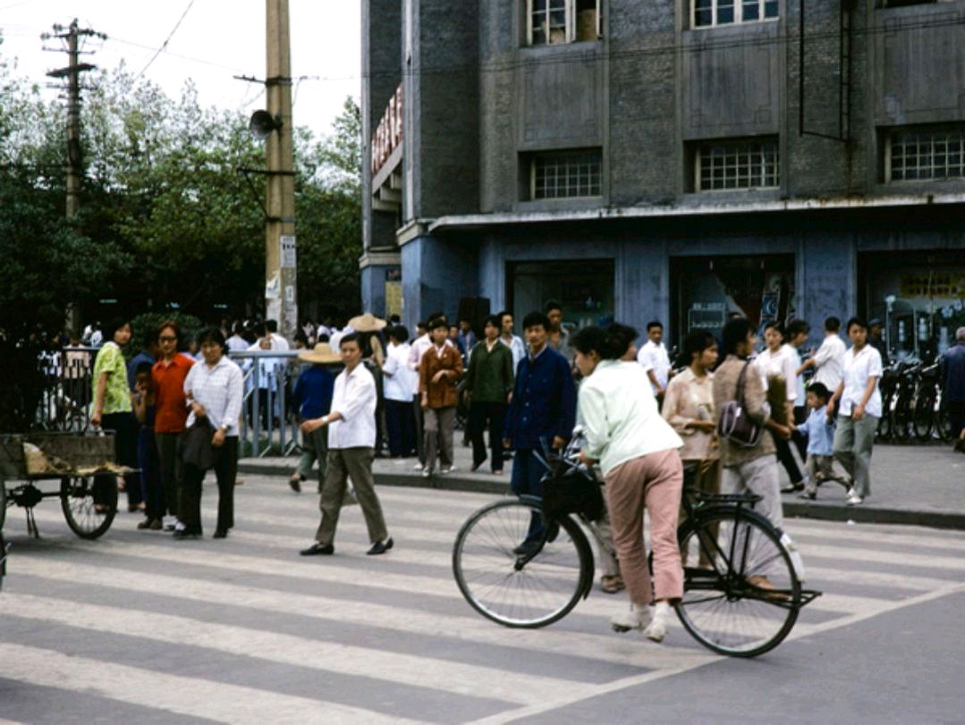 Looking at the old photos of Chengdu, Sichuan in 1984, look at these ...