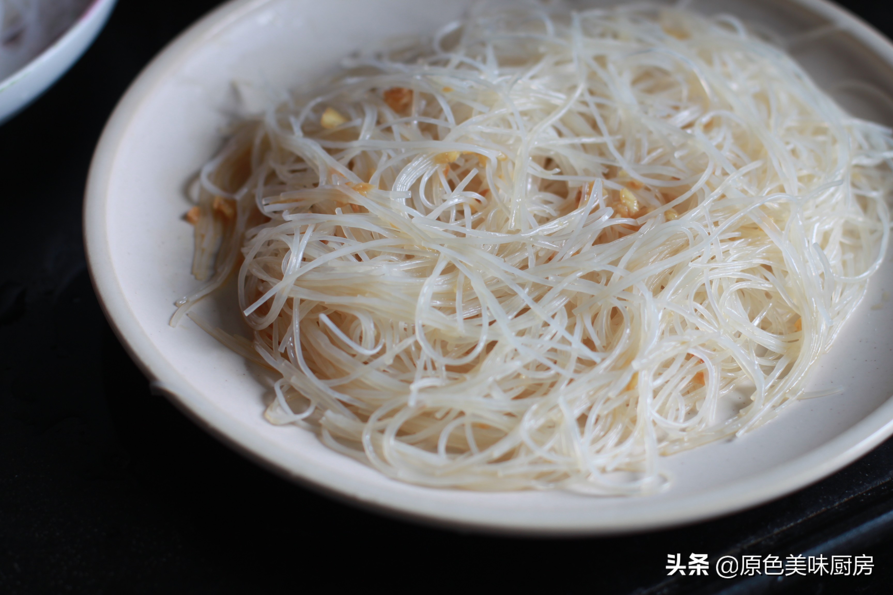 Steamed loofah with garlic, it tastes better this way, have you learned ...