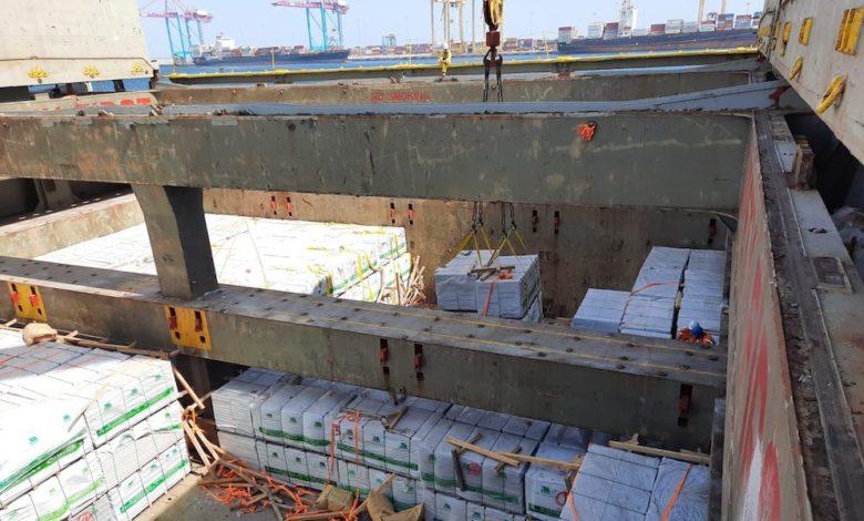 Loading bulk carriers without using fragile construction materials in ...