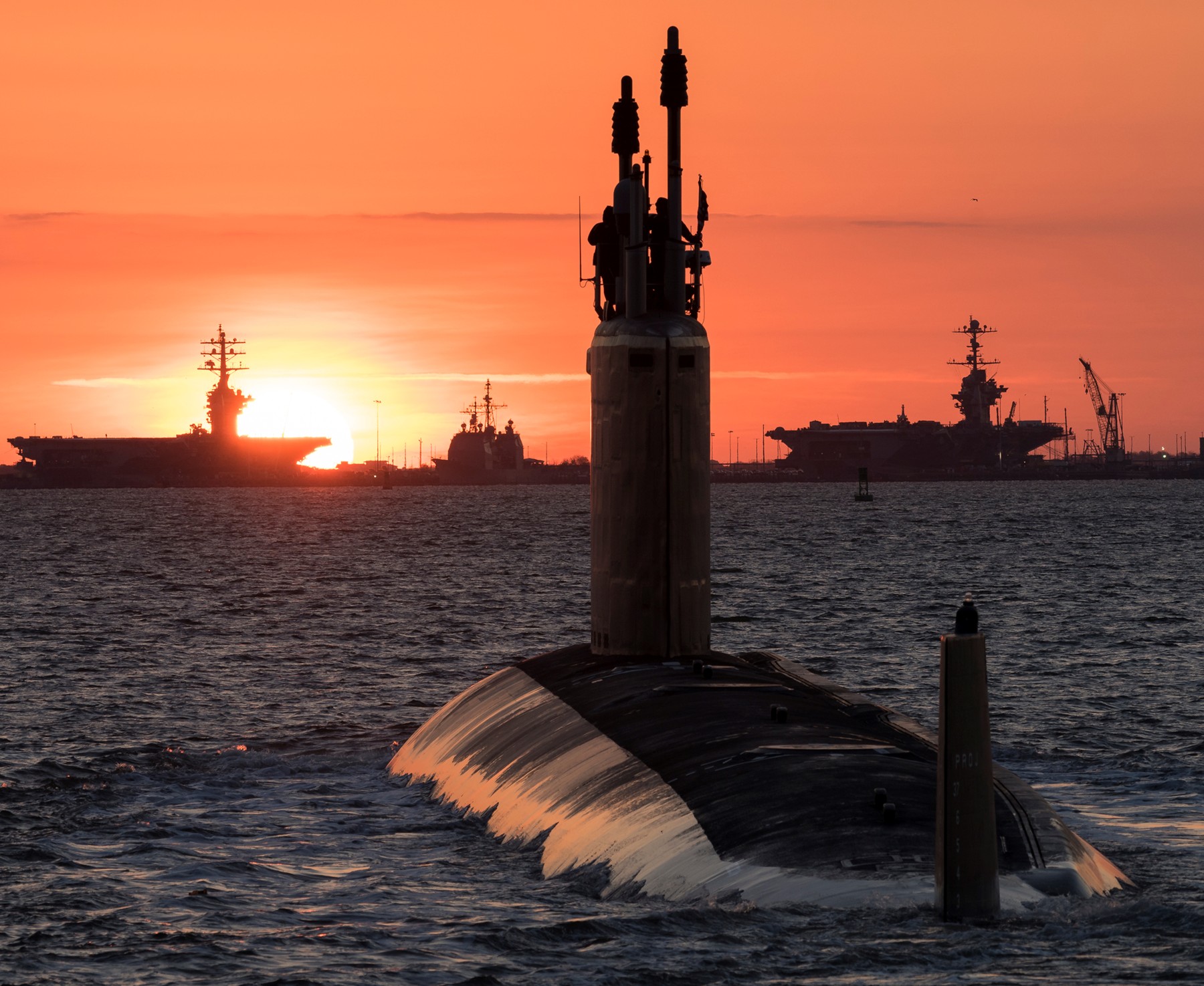 The U.S. Navy demonstrates the internal structure of the "Virginia ...