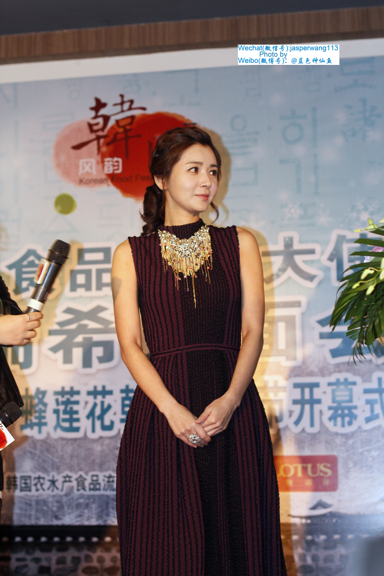 Zhang Ruixi attended the autograph meeting - iNEWS